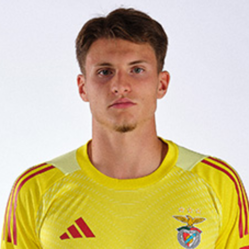 Benfica renova com Arnas Voitinovicius, guarda-redes lituano de 19 anos