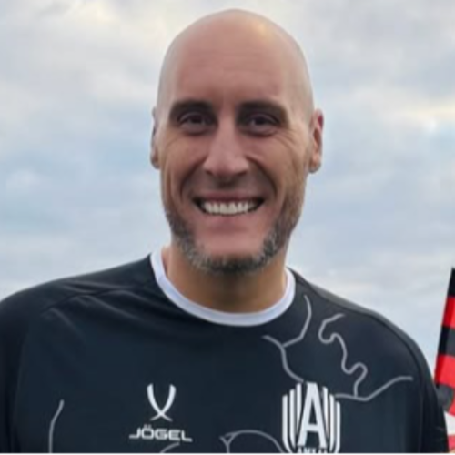 Jogou na NBA, tem 2,26 metros e fez a sua estreia no futebol ...